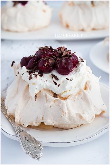 Przepis: Mini bezy z owocami i bitą śmietaną - Proste Przepisy